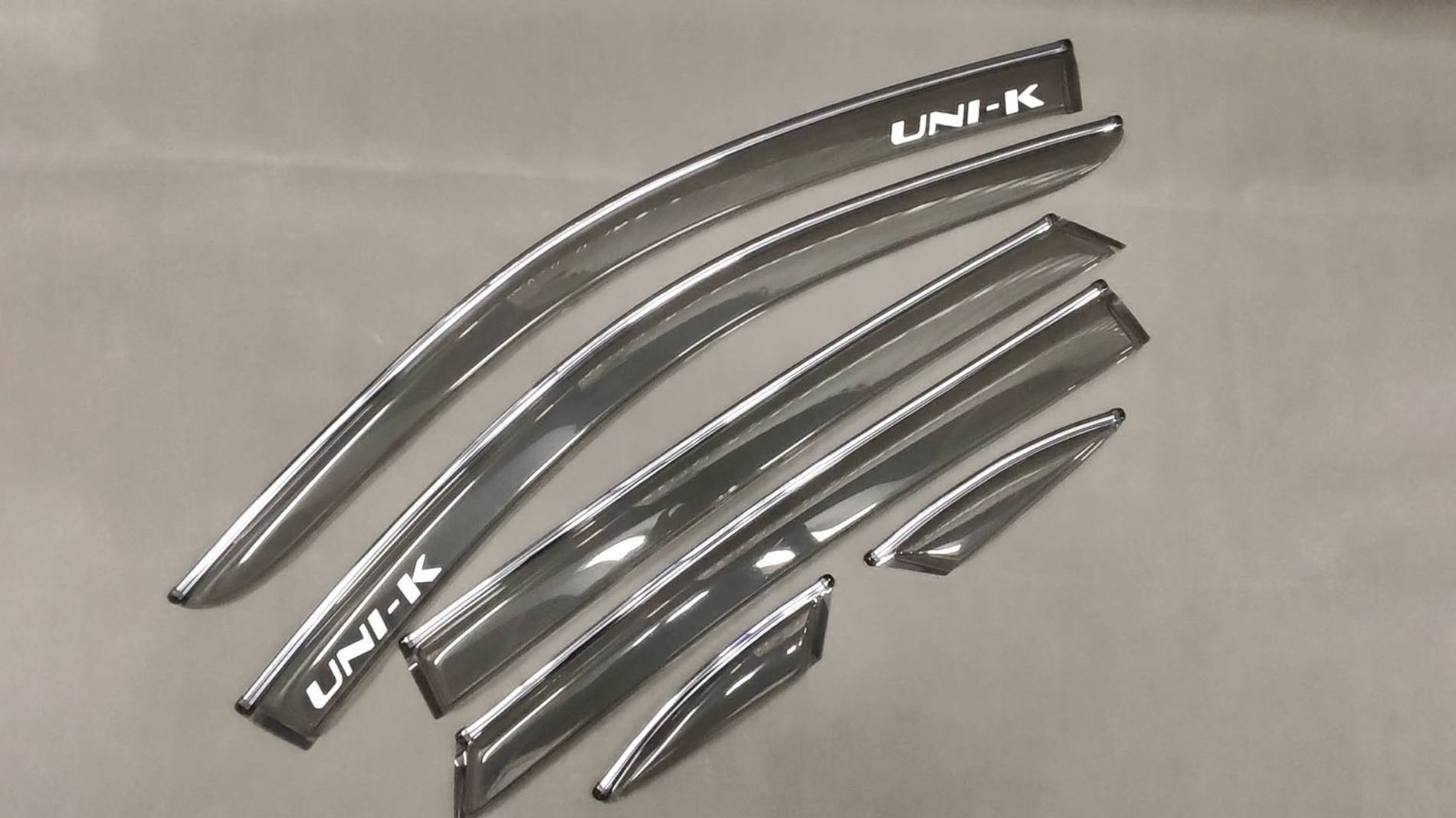 Дефлекторы 6 шт для Changan UNI-K (затемненные, хром молдинг, логотип)