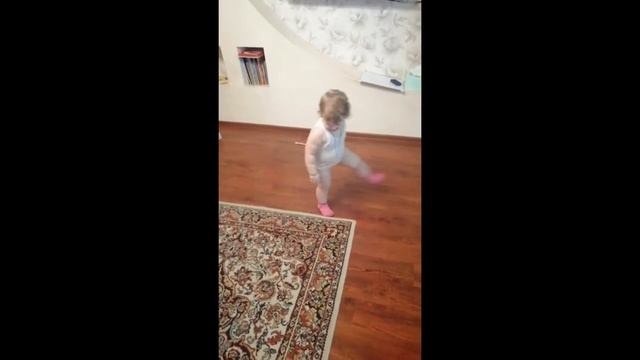 Лезгинка. Дочка в два годика танцует. Прикол. shorts