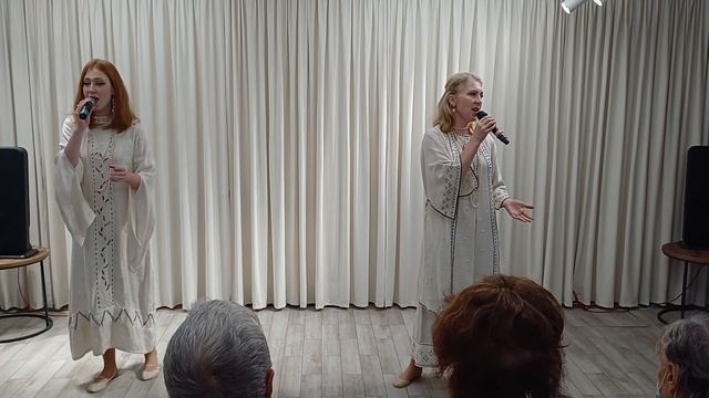 2. На тропинке (Маша, Наташа)