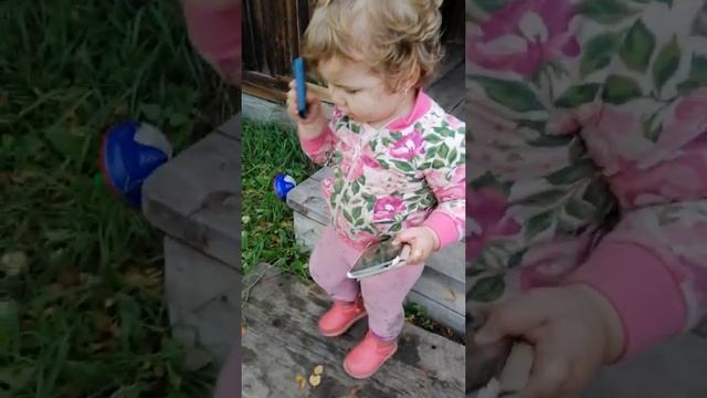 Двухлетняя дочка ругается по телефону.#shorts