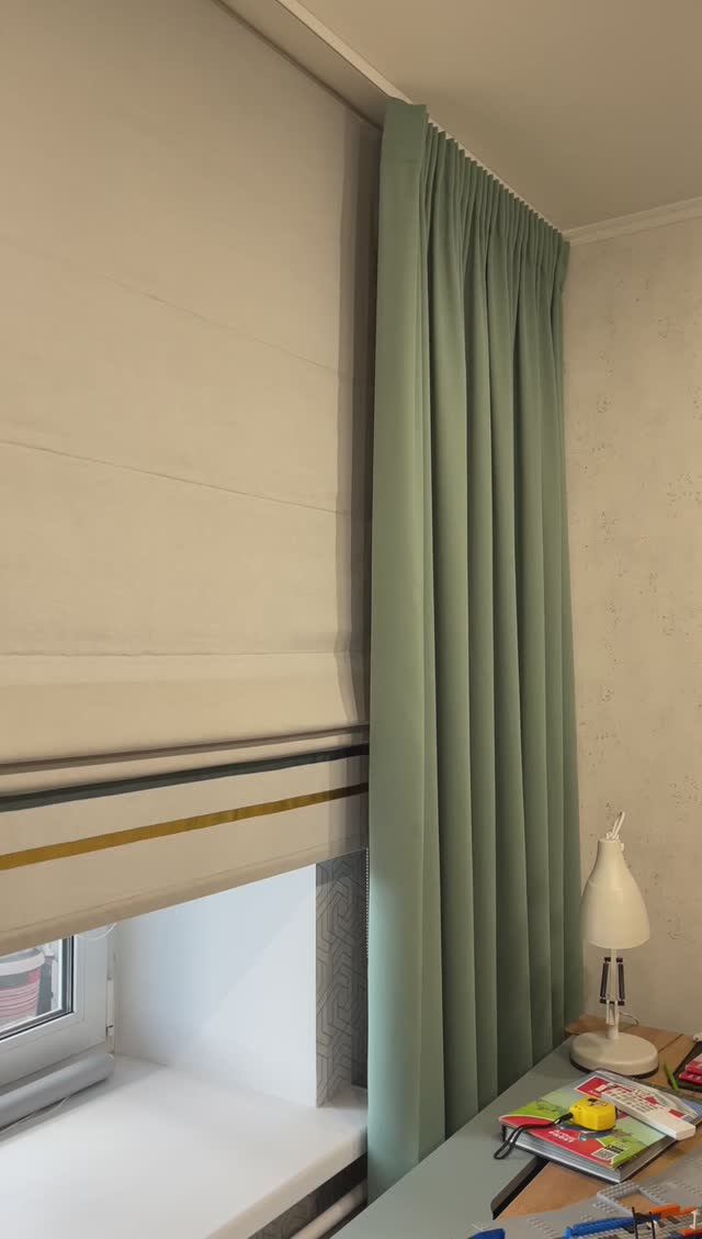 Римская штора с интересной отделкой в детскую