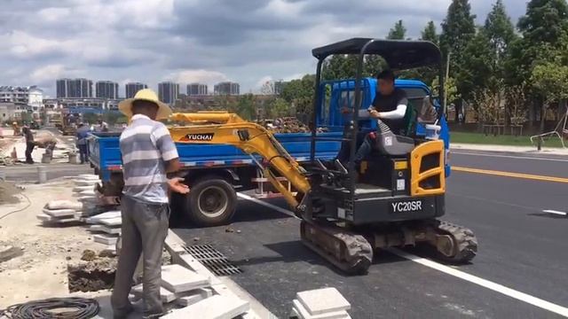 Миниэкскаватор Yuchai 20SR в работе