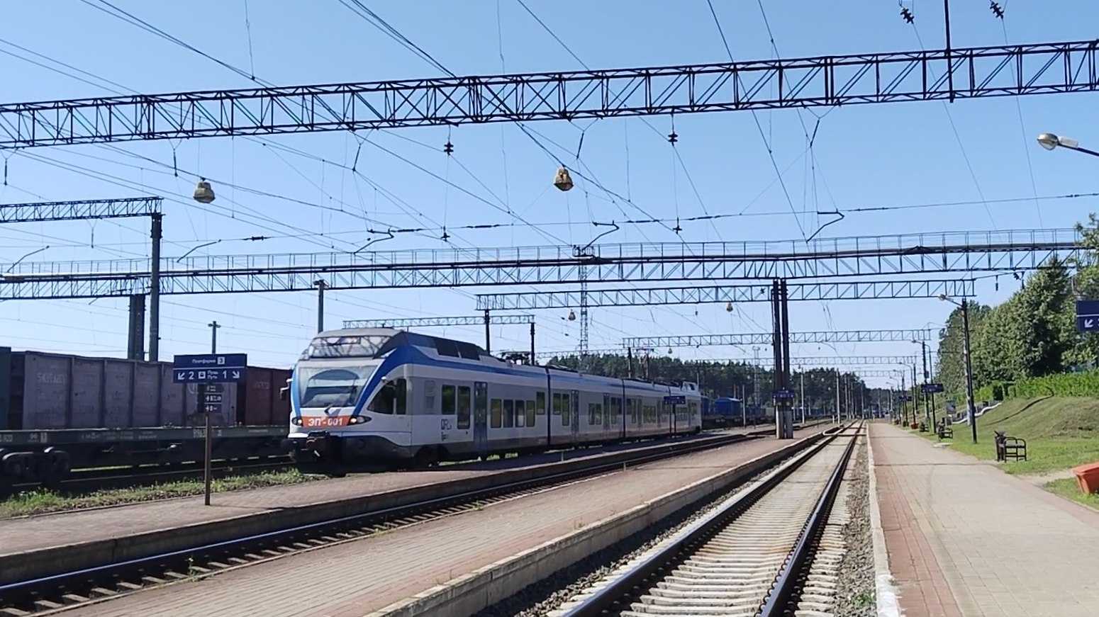 ЭПр - 001 проследует транзитом станцию Степянка.