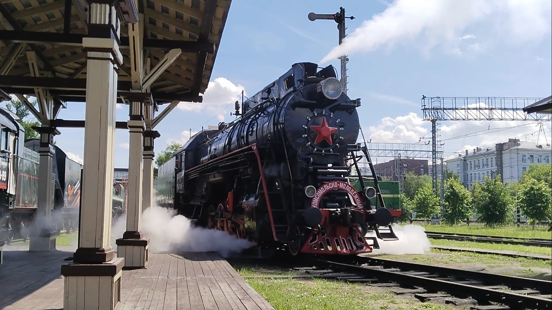 ЛВ - 0182 выезжает за территорию Депо „Подмосковной".