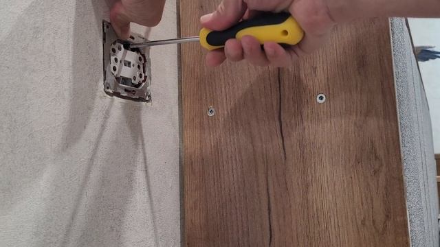 Выпадает розетка, как закрепить выпадающую розетку.