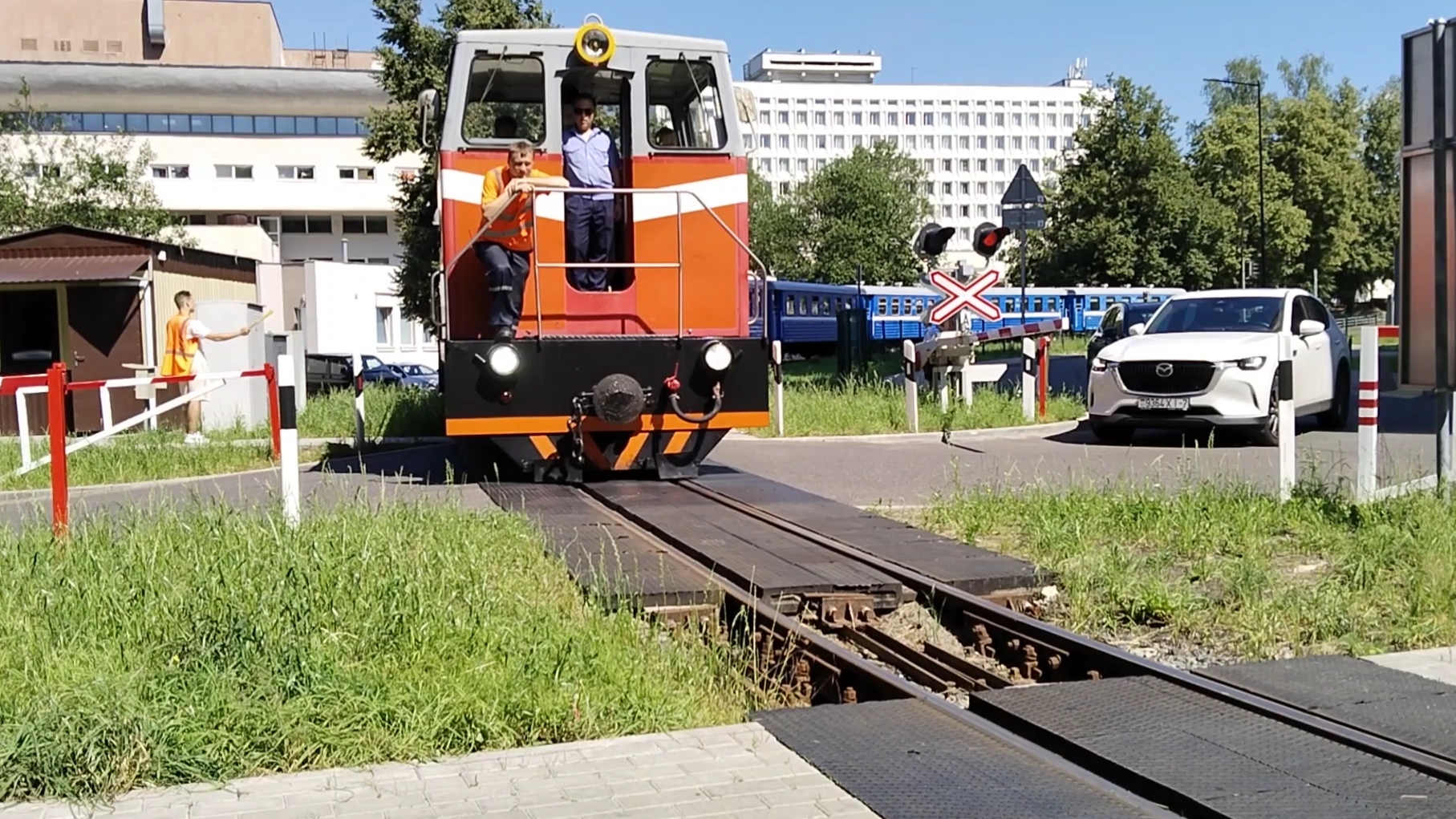 ТУ7А - 3350 с пассажирским поездом отправляется со станции Заслоново.