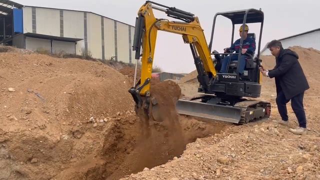 Миниэкскаватор Yuchai YC27SR в работе