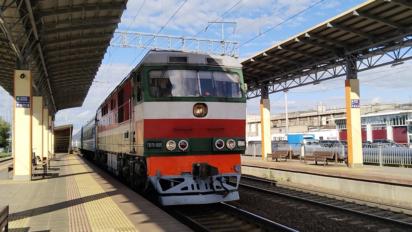 ТЭП70 - 0225 с пассажирским поездом проследует станцию Тракторный.