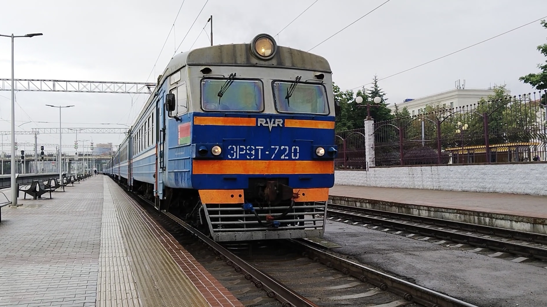 Прибытие ЭР9Т - 720 на станцию Минск-Пассажирский.