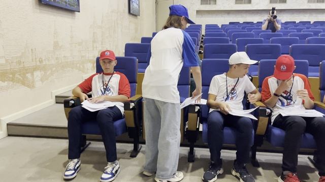 Идет награждение конкурсантов в ОП РФ. Поздравляет Родионоа Е. Г