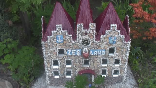 Цветы в городе и домики из сказки.