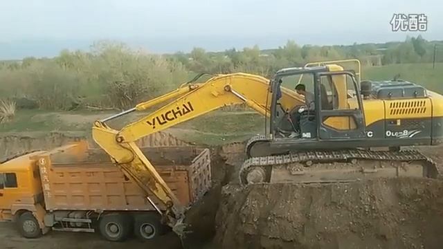 Экскаватор Yuchai YC230 9 в работе