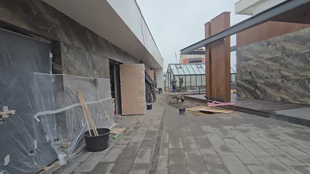 Отделка фасада дома крупноформатным керамогранитом 1х3 метра