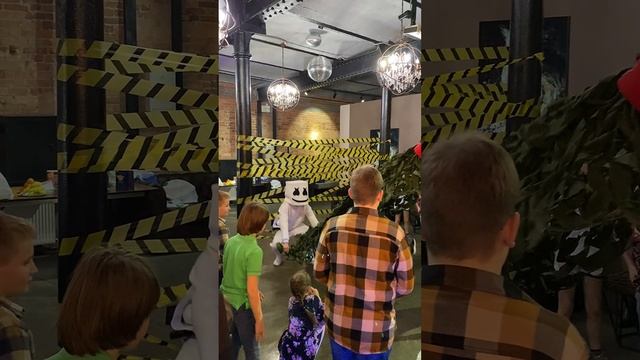 Что тут происходит? Детская вечеринка в стиле Roblox.