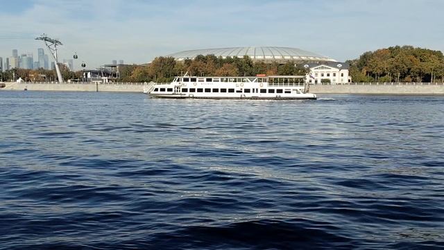 Москва, район Раменки. Теплоход "Флагман" в Лужниках.