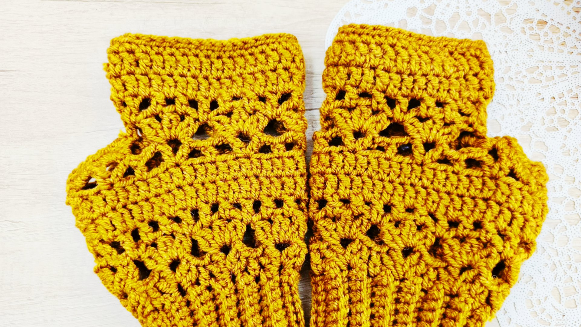 Вязание крючком, горчичные митенки с ажуром в комплекте с шарфо.mp4
