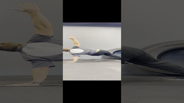 Разгибание бедра на стоя 3 конечностях+вынос ноги