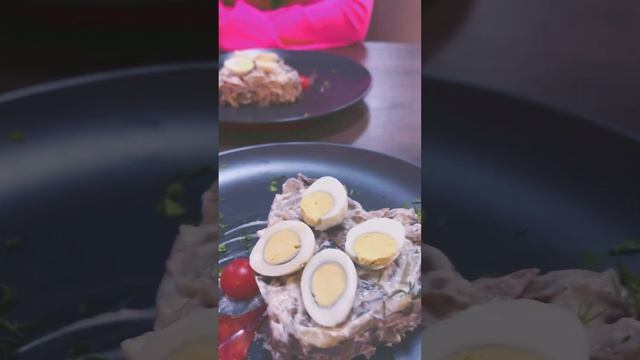 Вкусный ужин в ресторане с подругой.