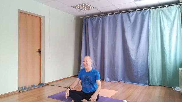 Утренняя дыхательная практика и немного прогнулись.Йога для начинающих и пенсионэров