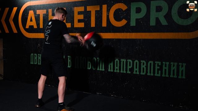 Броски мяча от бедра в стену в серию