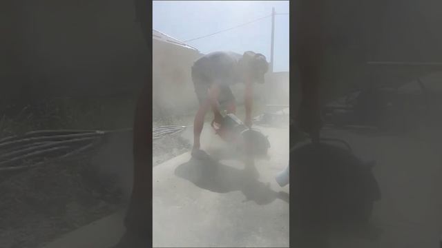 Работы по прокладке штробы в бетонной отмостке