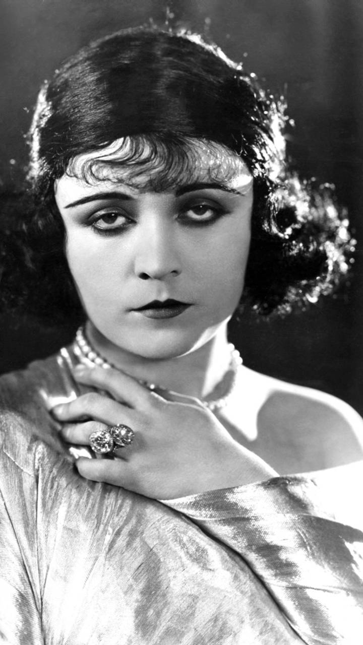 ПОЛА НЕГРИ (1897-1987), «раба любви, раба страстей»