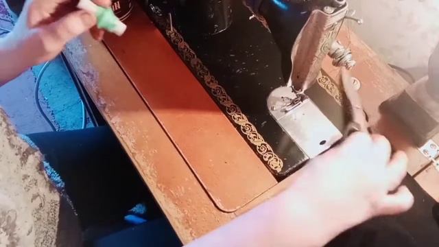 Перешиваем старый плащ.