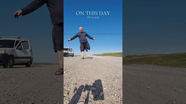 Ровно посередине дороги! #путешествие #казахстан #vanlife #вэнлайф #shorts #кыргызстан