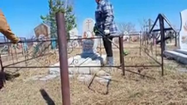 Уборщицы могил!!! 29.04.2023г. Угуйское кладбище.