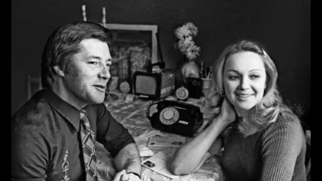 А на земле цветы цветут