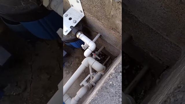 Система очистки воды на улице у колодца скважины