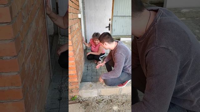 Процесс осмотра места установки и консультации клиента.