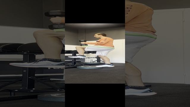 подъем на носок с изометрическим удержанием бедра