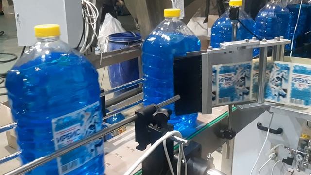 Наклеивание этикетки на 5л - EtiKon.ru