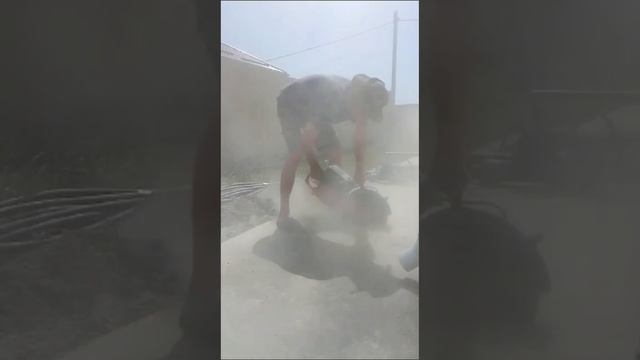 Работы по прокладке штробы в бетонной отмостке