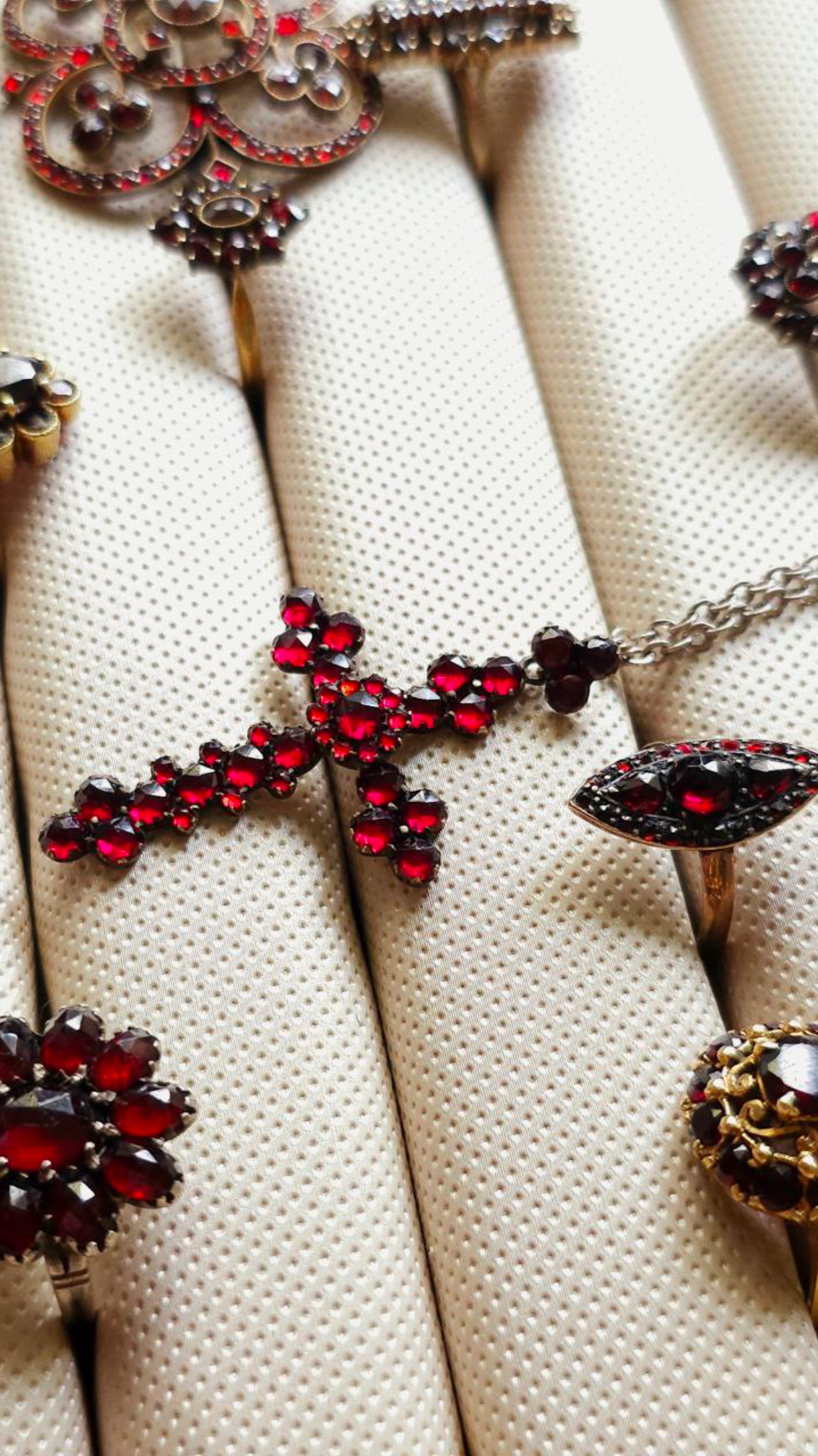 💚Антикварные гранаты-пиропы ручной огранки природного происхождения в кулоне в виде креста из томпа