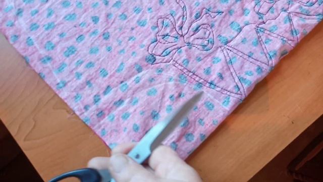 Швейная машина все нервы истрепала, но топик сшила.