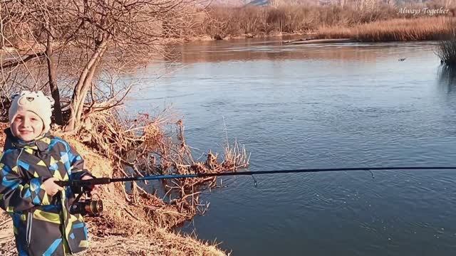 На реке с ночевкой. Ловим налима с внуком!