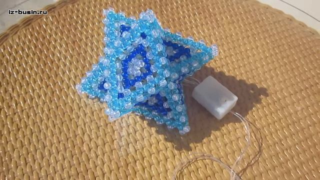 5. Голубой светильник из бусин с гирляндой