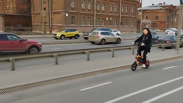 Первая проба покататься на электровелосипеде Xiaomi himo v1s. Викуля в восторге