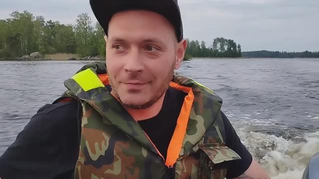 Идëм на катере выразить своë почтение