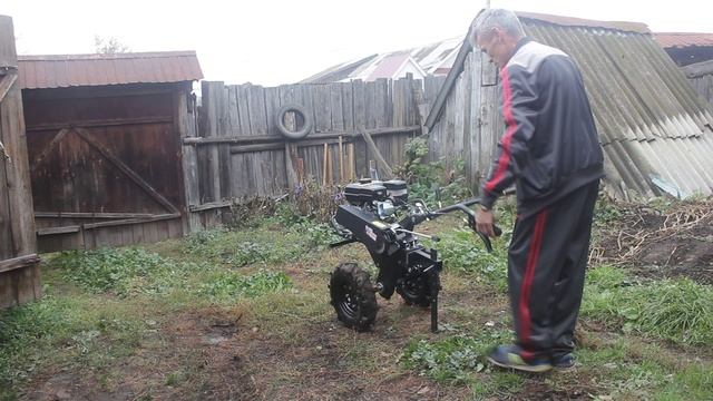 Завел мотоблок, как трогаться с места.