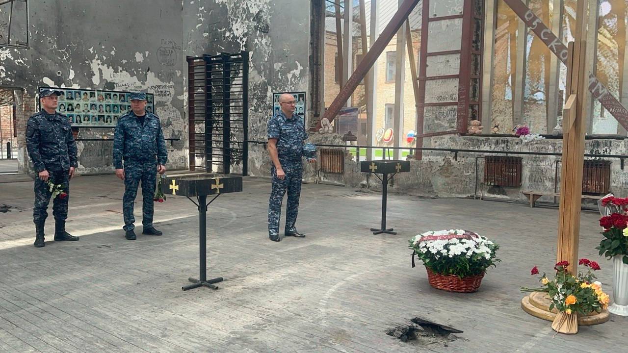 Сотрудники #ПолицияЮгры почтили память жертв Бесланской трагедии