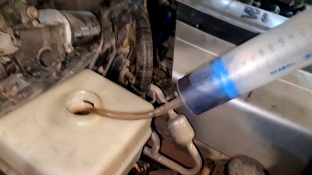 Грязная жидкость гидроподвески