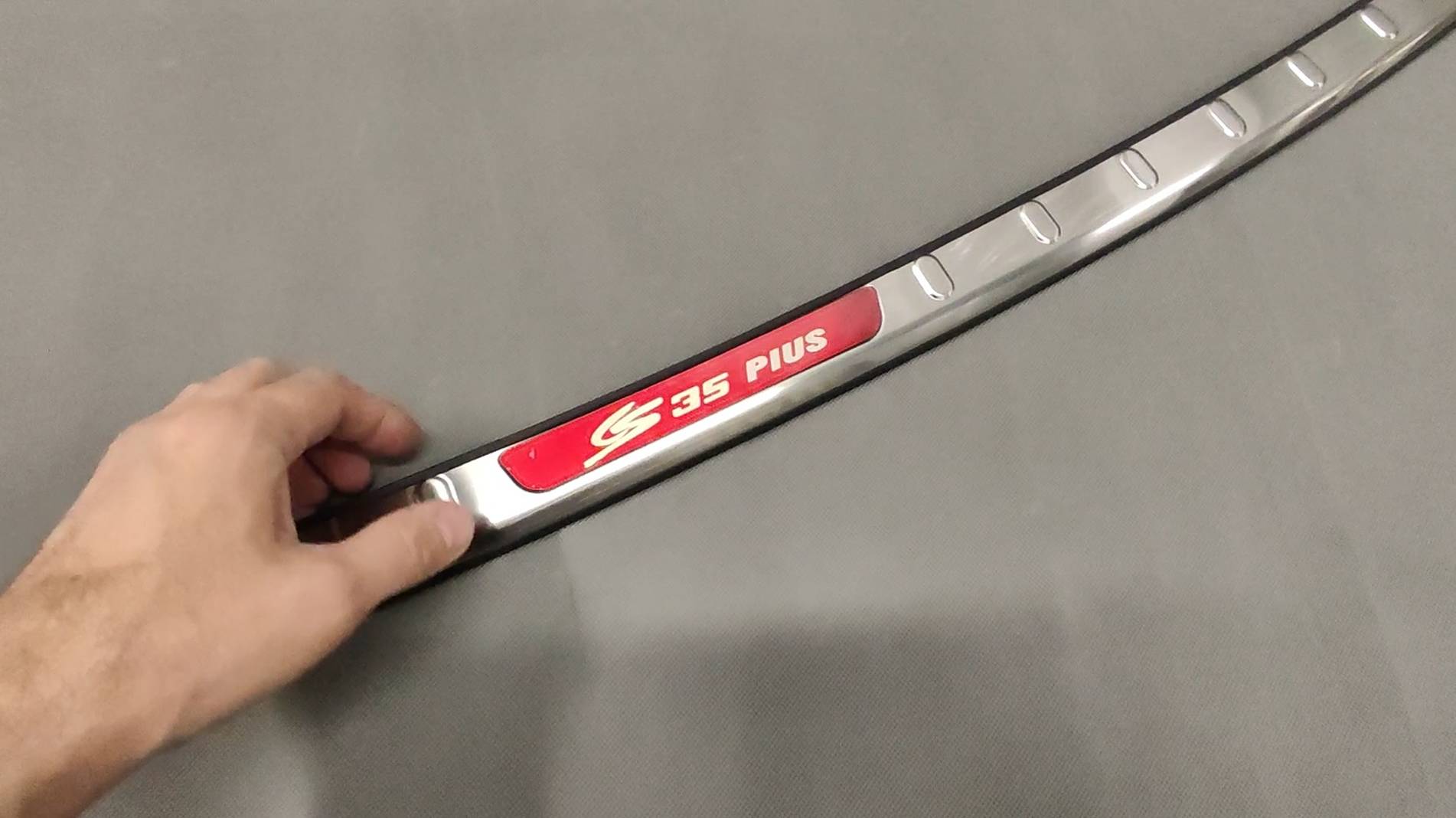 Накладка на задний бампер (серебро, красный логотип) для Changan CS35plus / CS35plus NEW