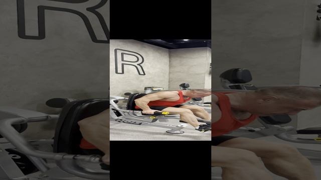 Отжимания в тренажере на трицепс