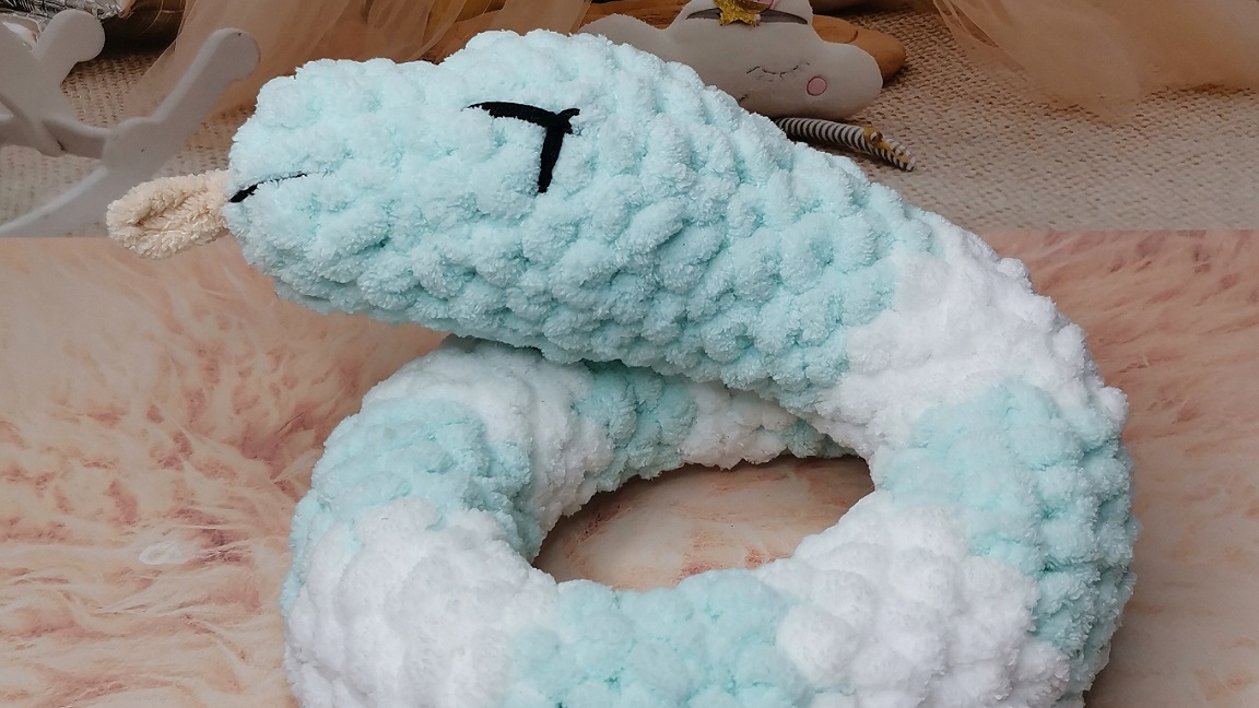 КАК СВЯЗАТЬ ЗМЕЮ?! БЕЗ СПИЦ. БЕЗ КРЮЧКА. Виктория Вяжет