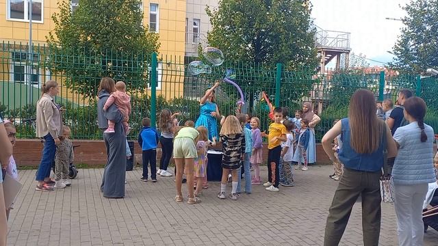 Шоу мыльных пузырей на открытии детского центра
