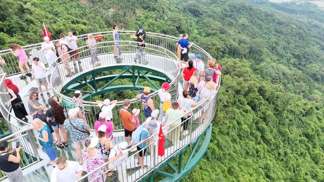 Парящий прозрачный мост Янода