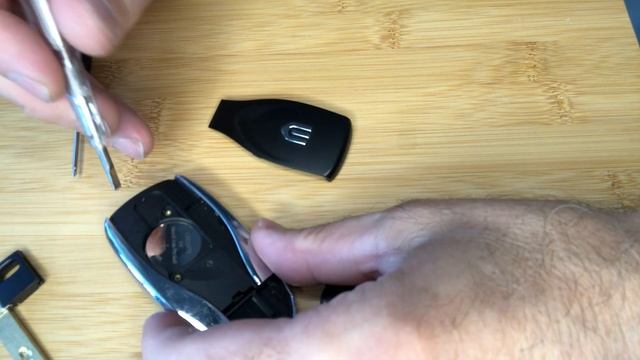 Skywell ET5 – замена батарейки в ключе автомобиля